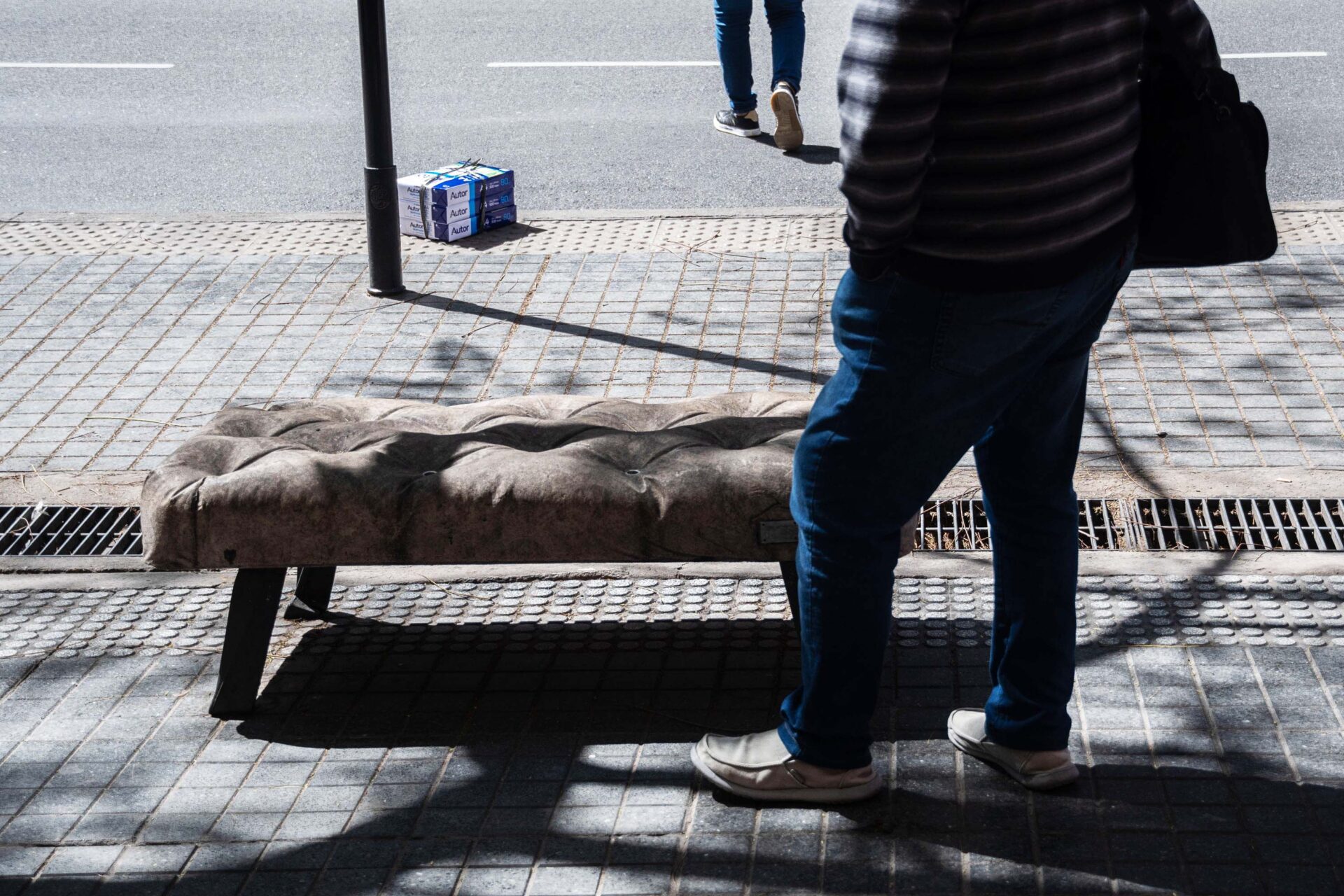 Arquitectura hostil: cuando el diseño urbano desalienta el uso del ...