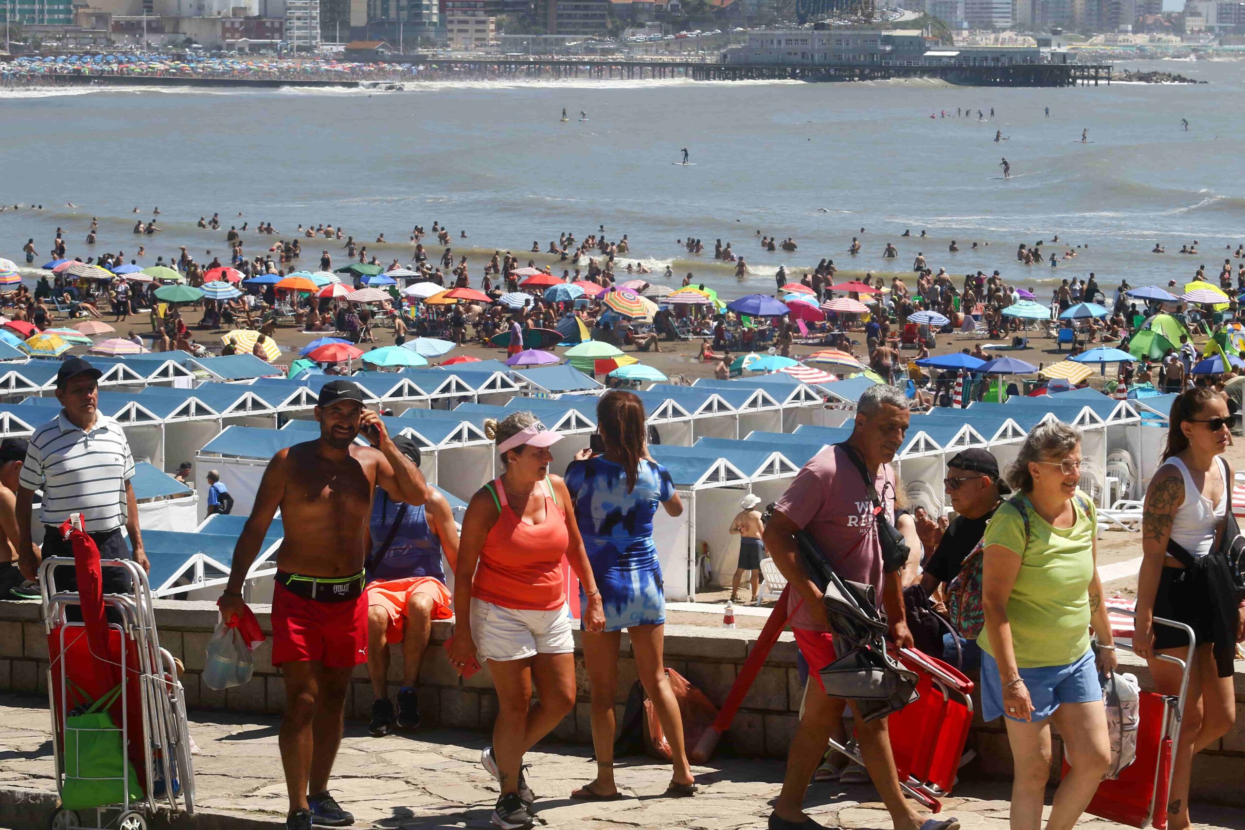 La temporada de verano 2025 en Mar del Plata reflejó cambios en el perfil del turista y en sus ...