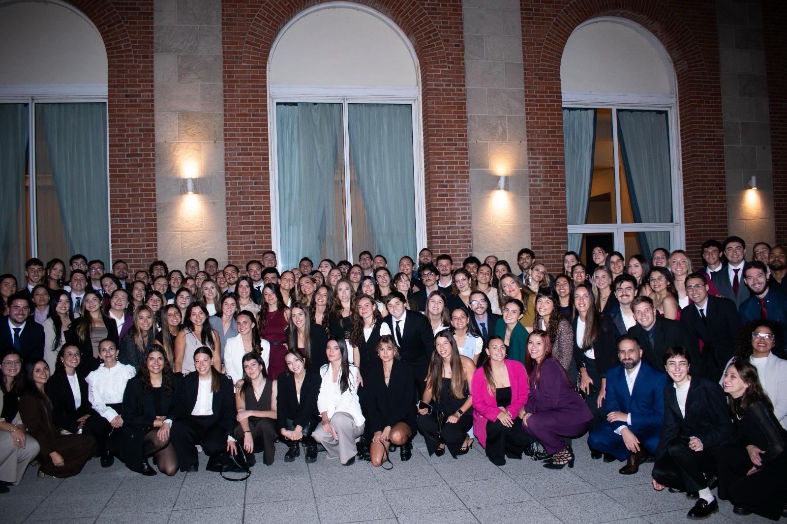 Se realizó la ceremonia de entrega de medallas a los 127 médicos y ...